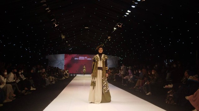 SMK Negeri 1 Turen Pada Perhelatan Malang Fashion Week 2022 Usung Army Look | kumparan.com