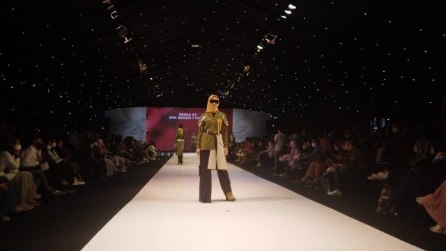 SMK Negeri 1 Turen Pada Perhelatan Malang Fashion Week 2022 Usung Army Look | kumparan.com