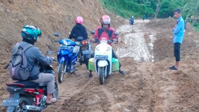 Sempat Lumpuh Total, Akses Jalan Longsor di Majene Sudah Bisa Dilalui ...