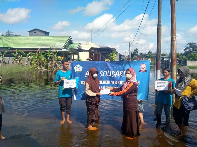Siswa Terdampak Banjir, Siswa SMPN 11 Arsel Berikan Bantuan | kumparan.com