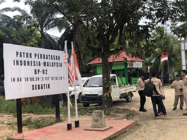 Melihat Langsung Rumah yang Terletak di Dua Negara di Pulau Sebatik ...
