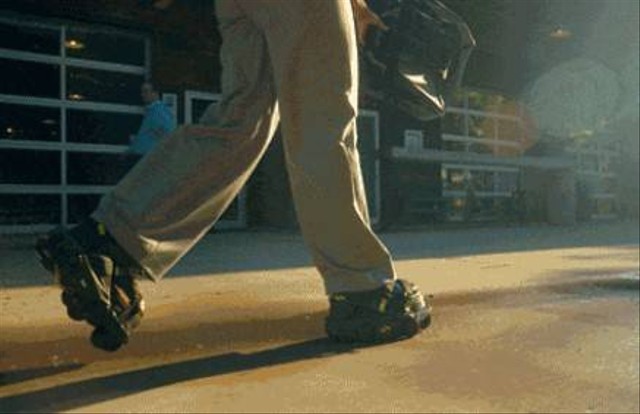 Ini Sepatu 'Moonwalk' Bikin Jalan Kaki Mirip Michael Jackson, Harga Rp ...