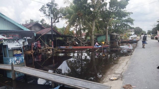 Banjir di Kobar Berangsur-angsur Surut, Warga Mulai Bersihkan Rumah ... Banjir di Kobar Berangsur-angsur Surut, Warga Mulai Bersihkan Rumah ...