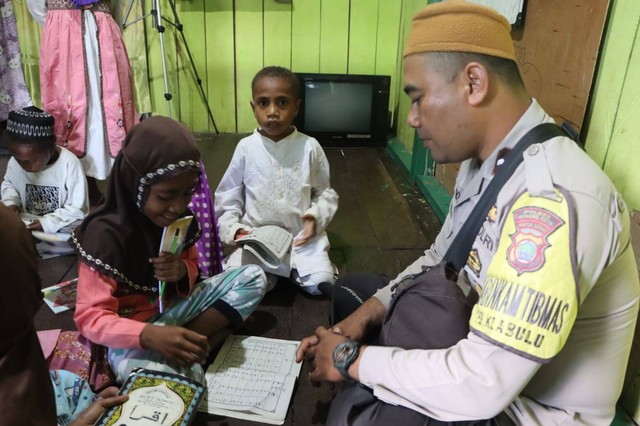 Kisah Inspiratif Bhabinkamtibmas di Kota Sorong Ajar Mengaji Anak ...