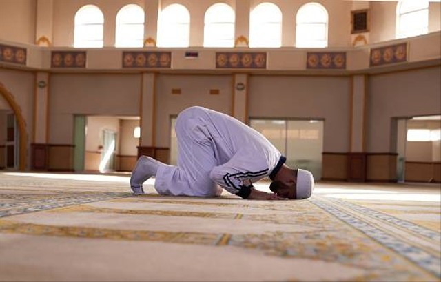 Sujud yang Tidak Boleh Dilakukan di Dalam Sholat | kumparan.com