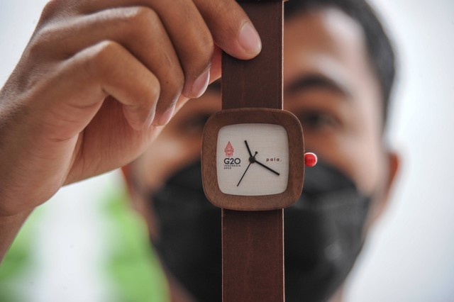 Foto: Jam Tangan Pala Nusantara dan Kosmetik Yagi Natural Jadi Suvenir ...