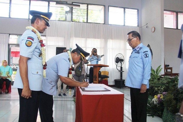 Suasana Haru Warnai Pelepasan Purna Tugas Purwoko, Kakanwil Saksikan Sertijab | kumparan.com