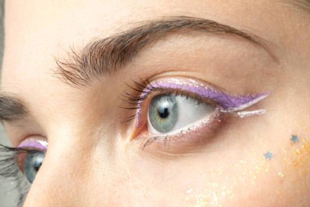 5 Fungsi Eyeliner Putih, Sudah Tahu Belum? | kumparan.com