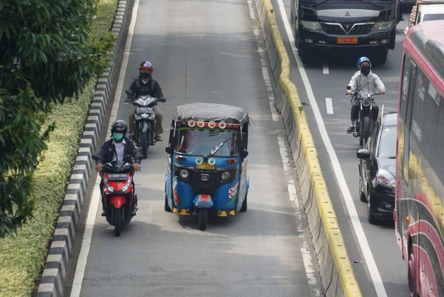 Cek TKP: Tilang Manual Diganti ETLE, Pemotor Tanpa Helm Nyelonong di ... Cek TKP: Tilang Manual Diganti ETLE, Pemotor Tanpa Helm Nyelonong di ...