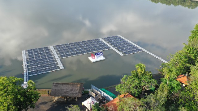 PLTS Terapung Pertama Produksi Indonesia Beroperasi di KTT G20 ...