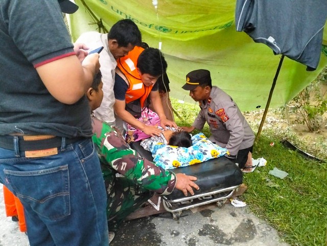 Aksi Polisi Di Aceh Tamiang Bantu Evakuasi Pasien Kritis Di Tengah