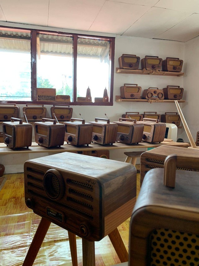 Kerajinan Radio Kayu Asal Cianjur Jadi Suvenir KTT G20 | kumparan.com