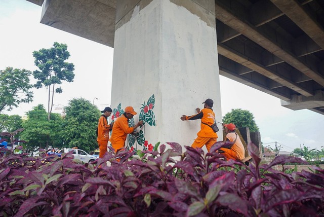 Foto: Hindari Vandalisme, Kolong Tol Becakayu Kini Dihiasi Mural ...