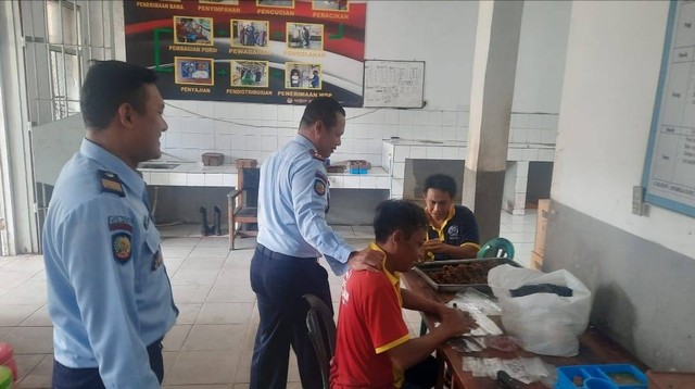 Kalapas Permisan Cek Dapur, Tingkatkan Pelayanan Makanan | kumparan.com Kalapas Permisan Cek Dapur, Tingkatkan Pelayanan Makanan | kumparan.com
