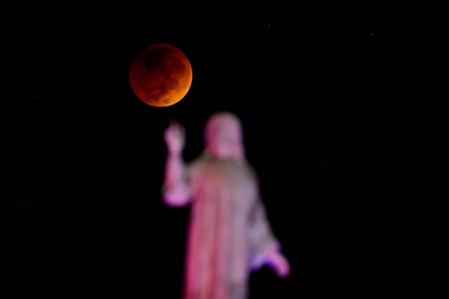 Foto: Potret Gerhana Bulan Total di Berbagai Negara | kumparan.com