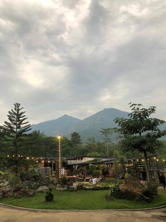 Grande Garden Cafe Menjadi Tempat Berkumpul Favorit | kumparan.com