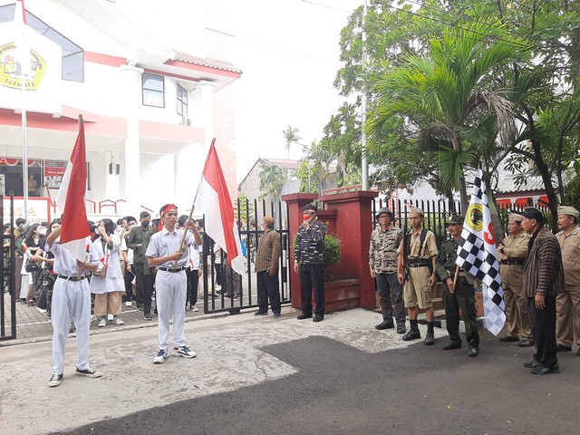 Tanamkan Nilai Patriotisme, Sekolah di Surabaya Gelar Pawai Bendera ...