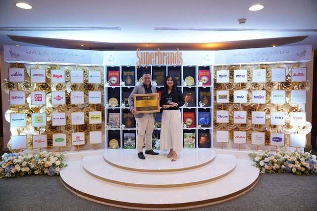 Vivan dan Robot Raih Penghargaan Powerbank dan Cable Charging Terbaik ...