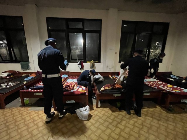 Wujudkan Zero Halinar, Kamar Hunian WBP Digeledah Petugas Lapas Terbuka ... Wujudkan Zero Halinar, Kamar Hunian WBP Digeledah Petugas Lapas Terbuka ...