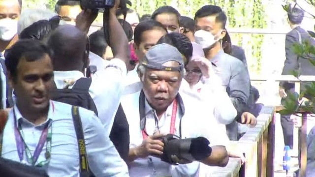 Pak Bas Menteri Multitalenta: Main Musik, Nyanyi, Fotografi, Kini Jadi ...