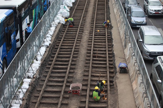 Foto: Relokasi Rel Trem di Proyek MRT Jakarta | kumparan.com Foto: Relokasi Rel Trem di Proyek MRT Jakarta | kumparan.com