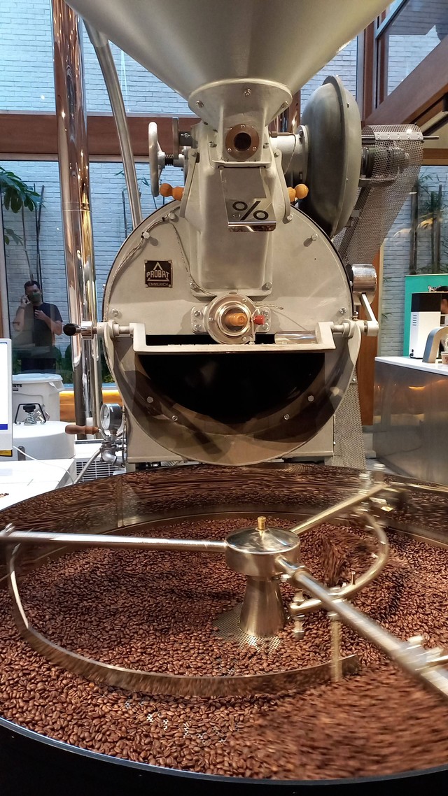 Kafe Kopi % Arabica Buka Roastery Pertama, Mesin dengan Kapasitas 22 Kg | kumparan.com