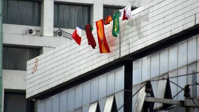 Foto: Bendera Peserta Piala Dunia 'Kuasai' Manado | kumparan.com