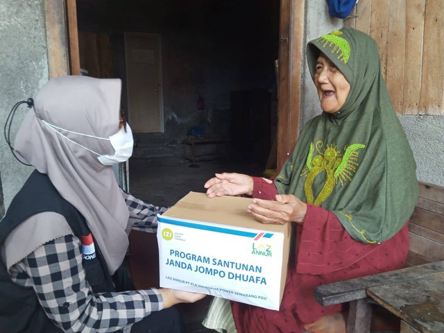 LAZ Annur PT PLN Indonesia Power Semarang PGU-IZI Bantu Janda Jompo Dhuafa | kumparan.com