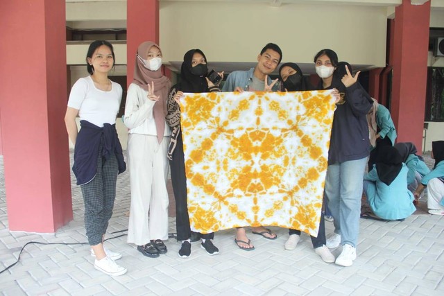Pemberdayaan Komunitas Dance Modsicon Melalui Workshop Fashion & Tie Dye KKN UNS | kumparan.com