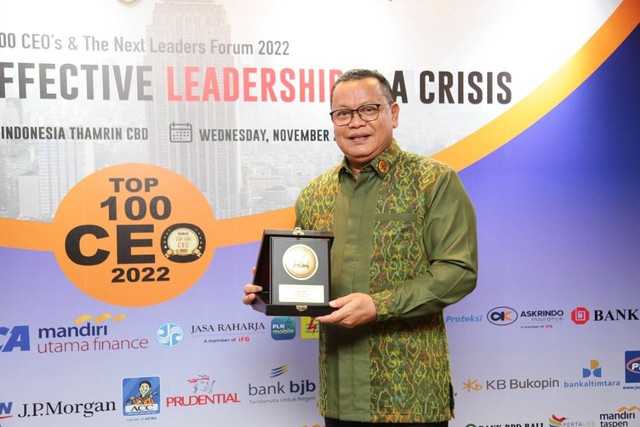 Dirut Bank Kalbar Rokidi Raih The Top CEO 2022 dari Infobank | kumparan.com