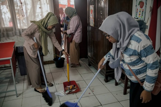 Esai Foto: Ditinggal Para Guru, Sejumlah Wali Murid Mengajar di SDN ...