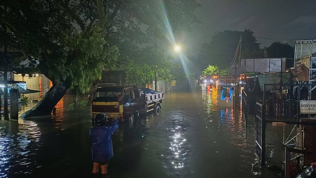 Kali Pesanggrahan Meluap: Banjir 44 Cm, Lalin Macet Parah | kumparan.com