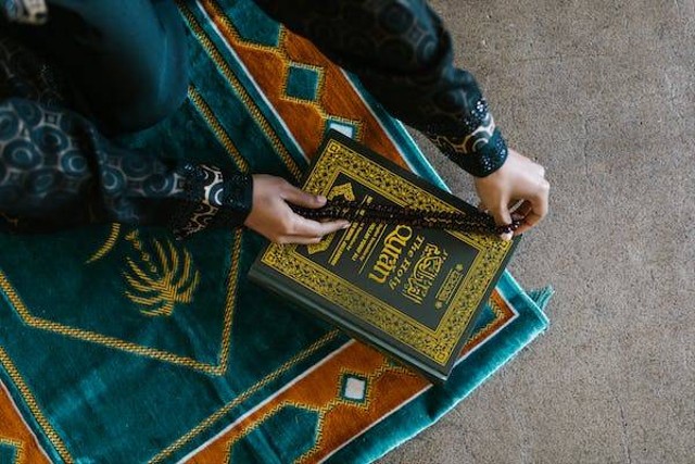 Perbedaan Qadariyah dan Jabariyah dalam Ajaran Islam | kumparan.com