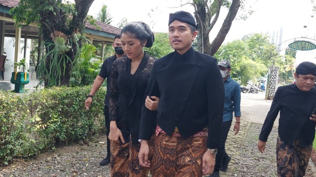 Jelang Hari Pernikahan, Kaesang dan Erina Ziarah ke Makam Mangkunegara ... Jelang Hari Pernikahan, Kaesang dan Erina Ziarah ke Makam Mangkunegara ...