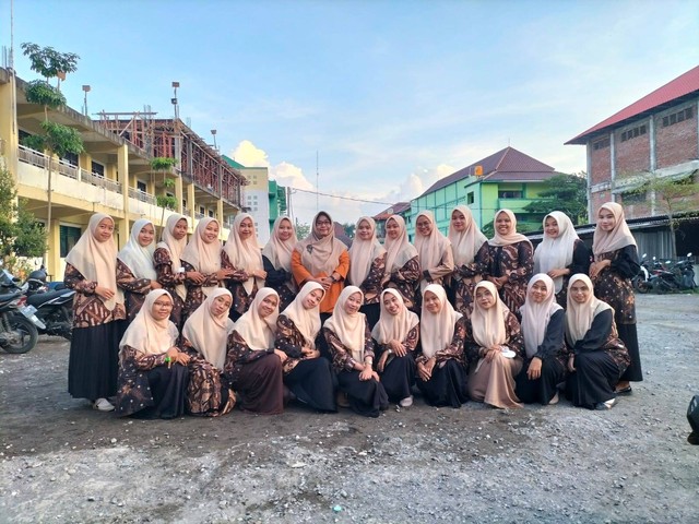 Budaya Seragam Batik Prodi PGMI STAI Al-Azhar Menganti Gresik ...
