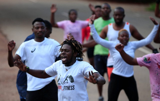 Foto: Masyarakat Zimbabwe Olahraga di Area Pemakaman | kumparan.com