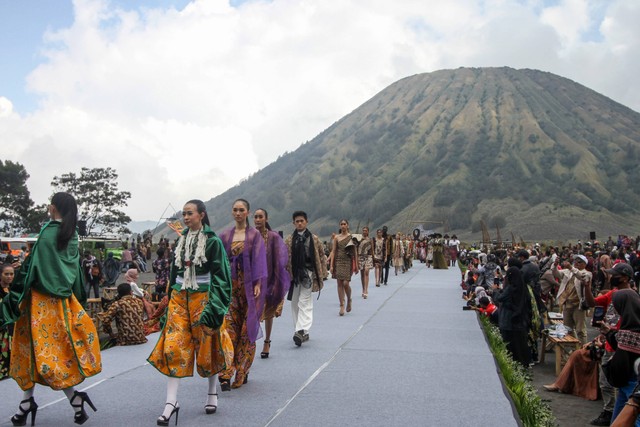 Foto: Peragaan Busana East Java Fashion Harmony 2022 di Bromo ...