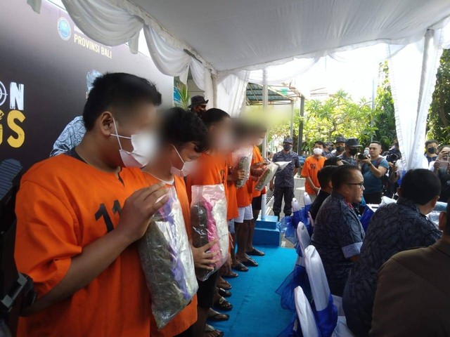BNNP Bali 'Panen' Kasus Narkoba, 2 Mahasiswa Ikut Tertangkap | kumparan.com BNNP Bali 'Panen' Kasus Narkoba, 2 Mahasiswa Ikut Tertangkap | kumparan.com