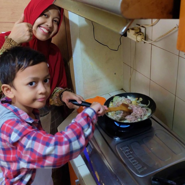 5 Tips Memasak Bersama Anak | kumparan.com