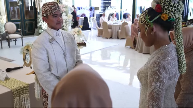Erina Gudono Tiba di Lokasi Akad Nikah, Tampil Anggun dengan Paes Ageng | kumparan.com