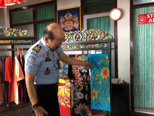 Berkunjung ke Sumenep, Kadiv Imigrasi Lirik Batik Karya WBP Rutan ...