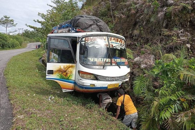 Bus Angkut 25 Penumpang di Lintas Seram-Ambon Hantam Gunung karena Rem ...