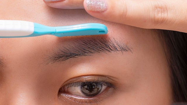 6 Langkah Mudah Mencukur Alis di Rumah Agar Tetap Rapi | kumparan.com