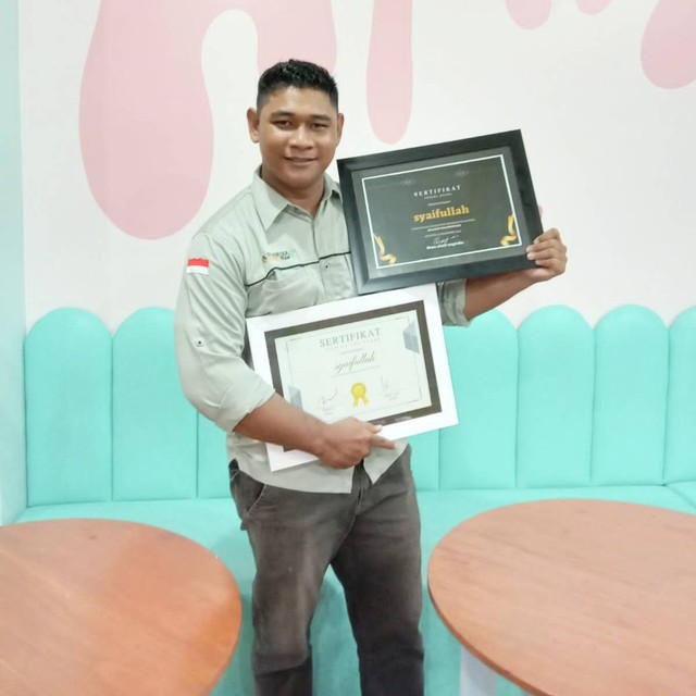 Pemuda Asal Pangkalan Bun Raih Penghargaan dari Penulis Buku Travel ...