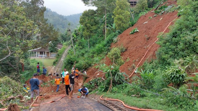 Hujan Deras di Karanganyar Sebabkan Tanah Longsor dan Puluhan Rumah Rusak | kumparan.com