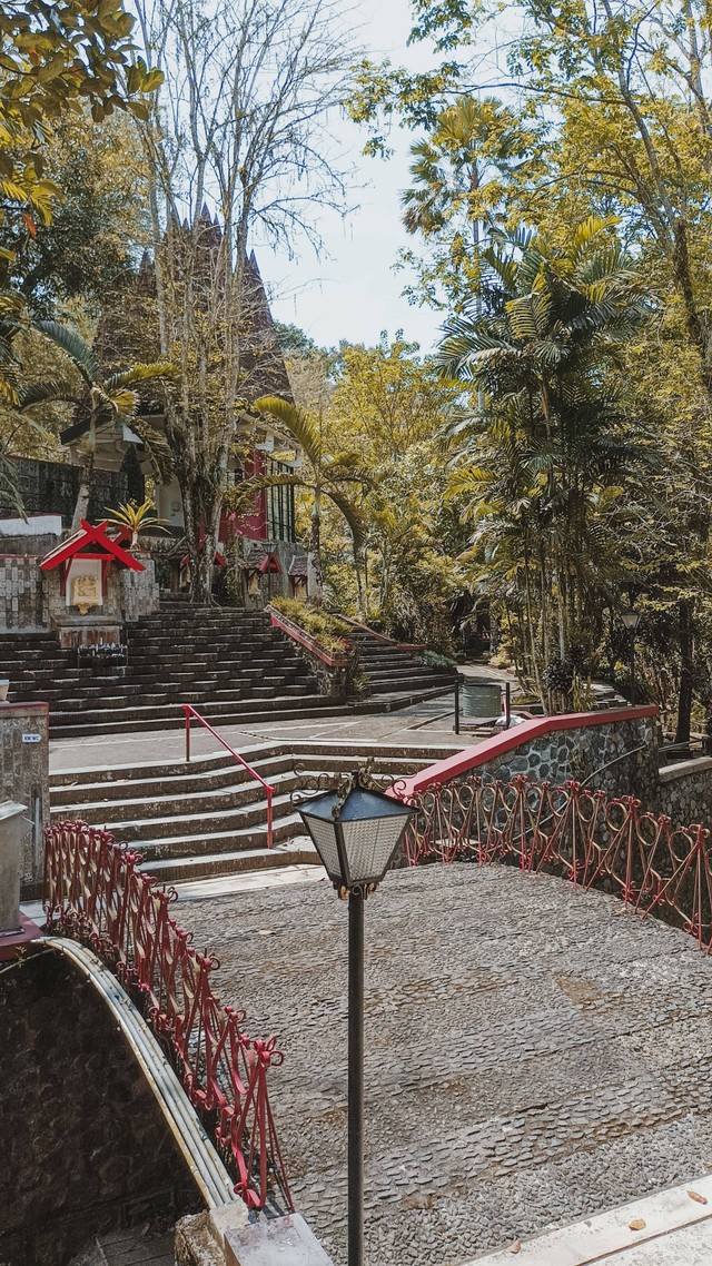 Mengagumi Arsitektur Gua Maria Sendangsono yang Ramah Lingkungan ...