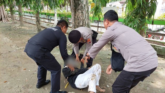 Seorang Pemuda Ditemukan Tergeletak di Alun-Alun Bojonegoro, Ternyata Mabuk | kumparan.com