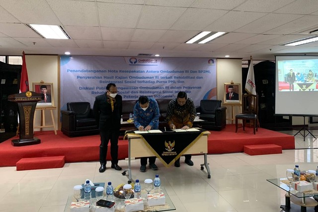 Ombudsman Teken MoU dengan BP2MI, Percepat Penanganan Laporan Pekerja Migran | kumparan.com
