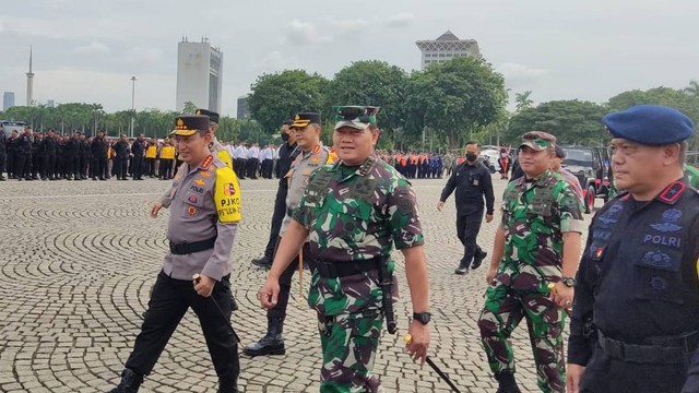 Kapolri dan Panglima TNI Pimpin Apel Gelar Pasukan Operasi Lilin 2022 | kumparan.com