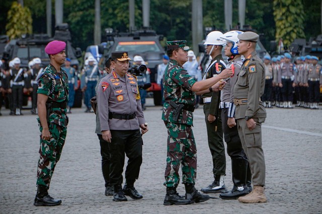 Foto: Polri dan TNI Gelar Apel Pasukan Operasi Lilin 2022 di Monumen Nasional | kumparan.com